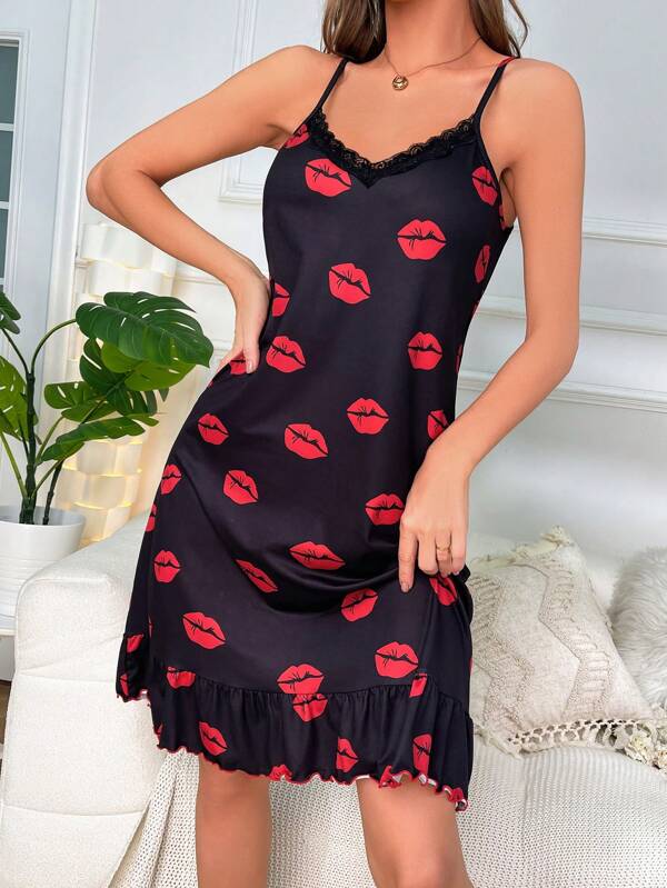 فستان نوم كامي طباعة شفاة مقلم دانتيل حافة مكشكشة | شي إن