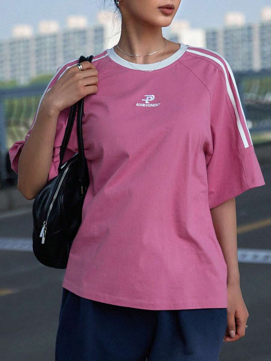 Dazy Camiseta Con Estampado De Letra De Lado De Rayas De Manga Raglán
