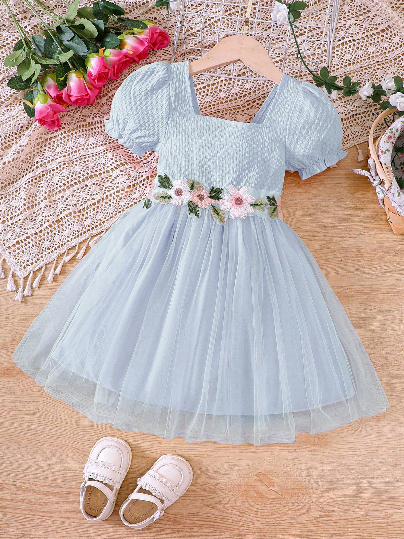Shein Kids Charmng Young Girl Floral Appliques Puff Sleeve Mesh Overlay