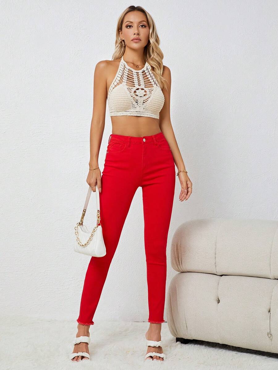 Jeans rojos ajustados con corte en diagonal en el bolsillo y dobladillo ...