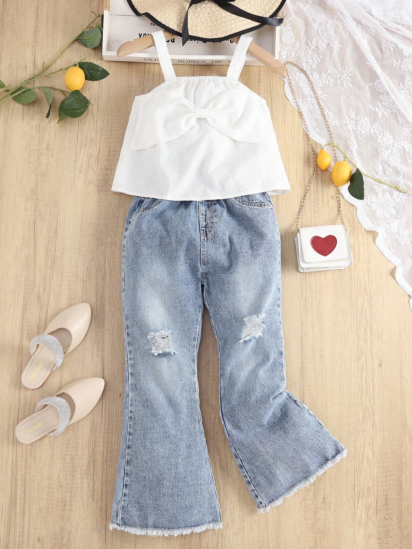 Chica preadolescente con lazo delantero Top de tirantes & desgarro ...