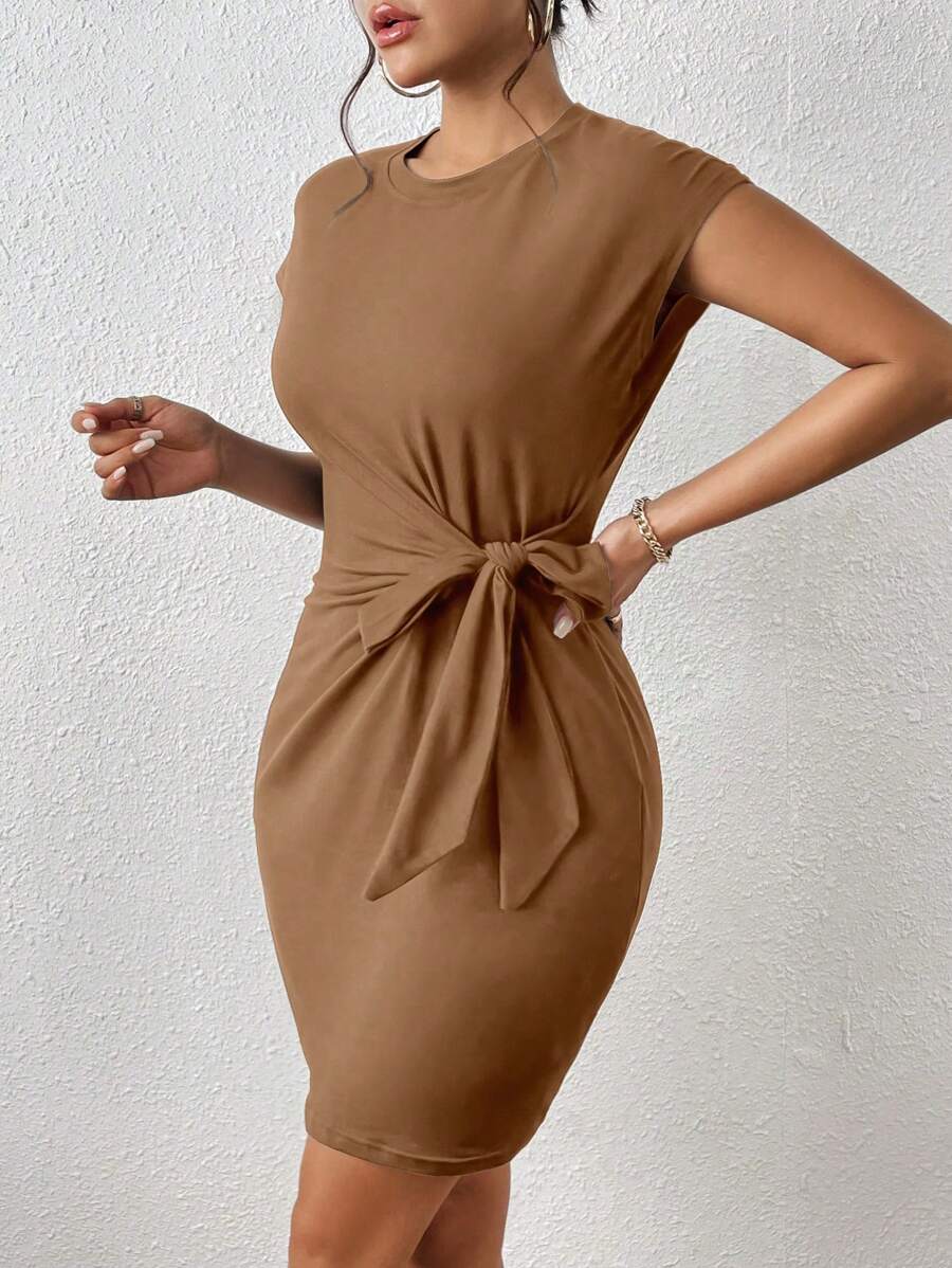 Chiquease Figurbetontes Kleid mit Band vorne, Fledermausärmeln ...