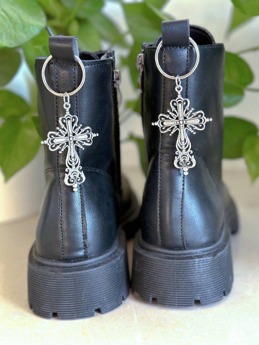 ROMWE Goth 2pcs Gothic Style Cross Shaped Shoe Decoration | SHEIN USA