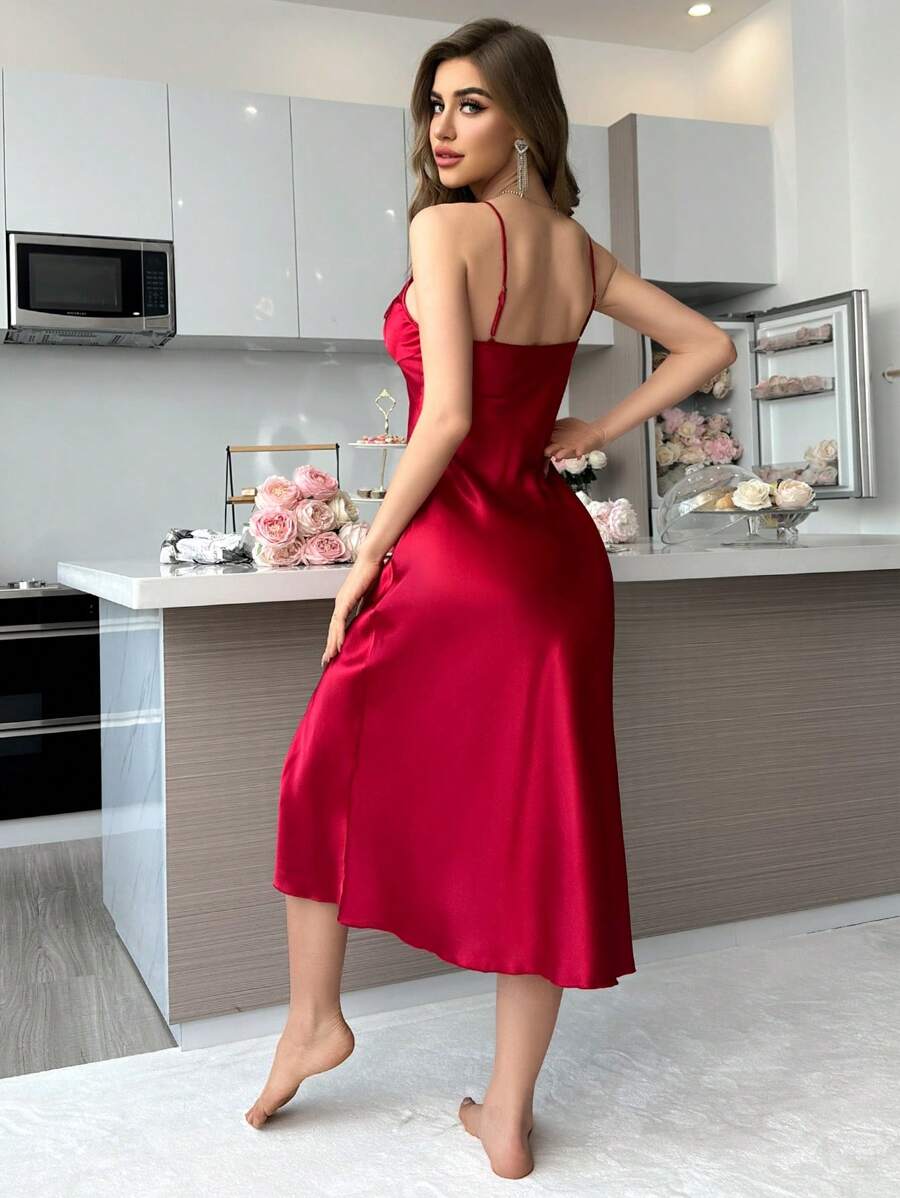 SHEIN SilkySpell فستان نوم طويل بحمالات وبطول الكتف مع تزيين بالتطريز ...