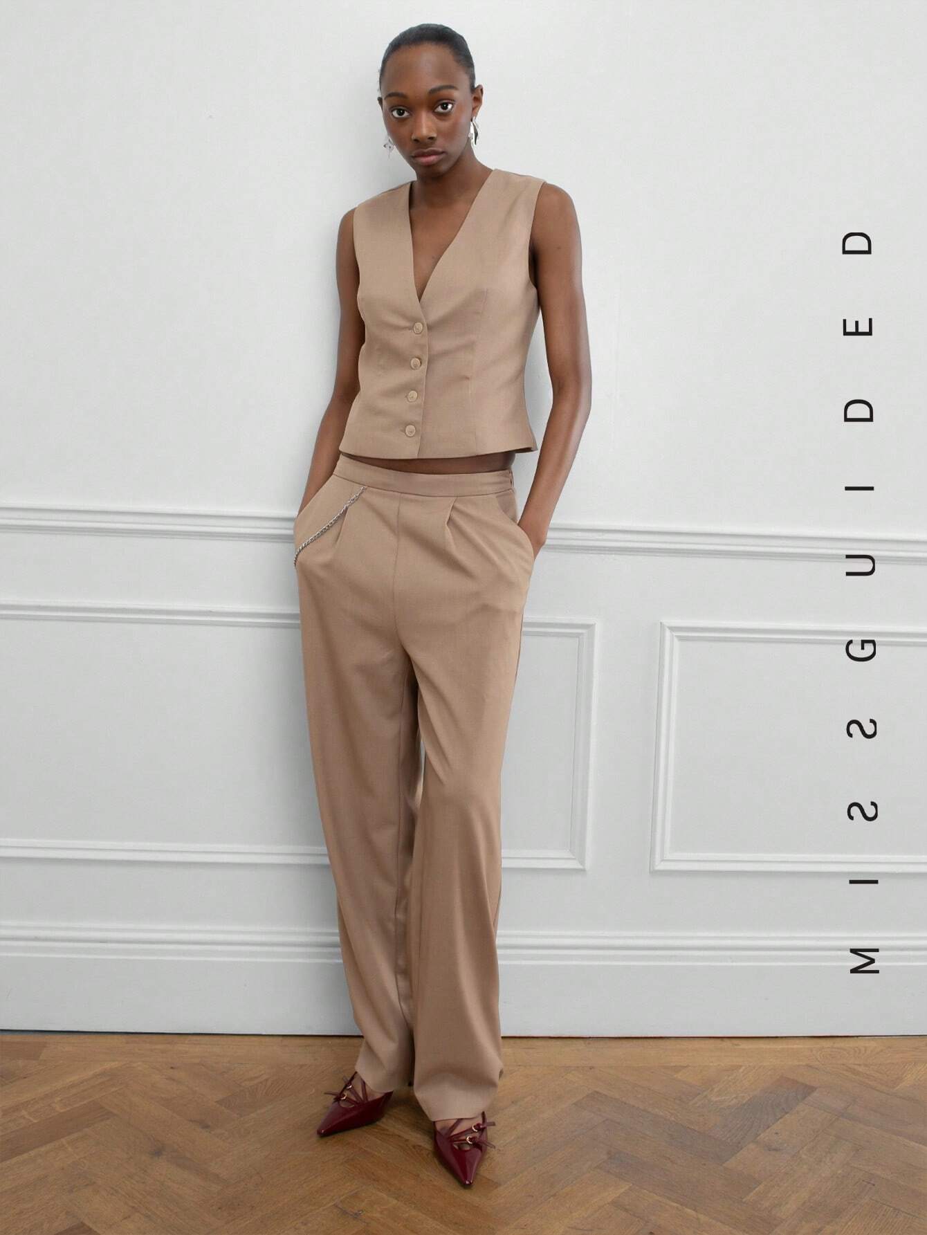 MISSGUIDED Pantalon Tailleur Plissé Avec Détail De Chaîne À L'avant ...