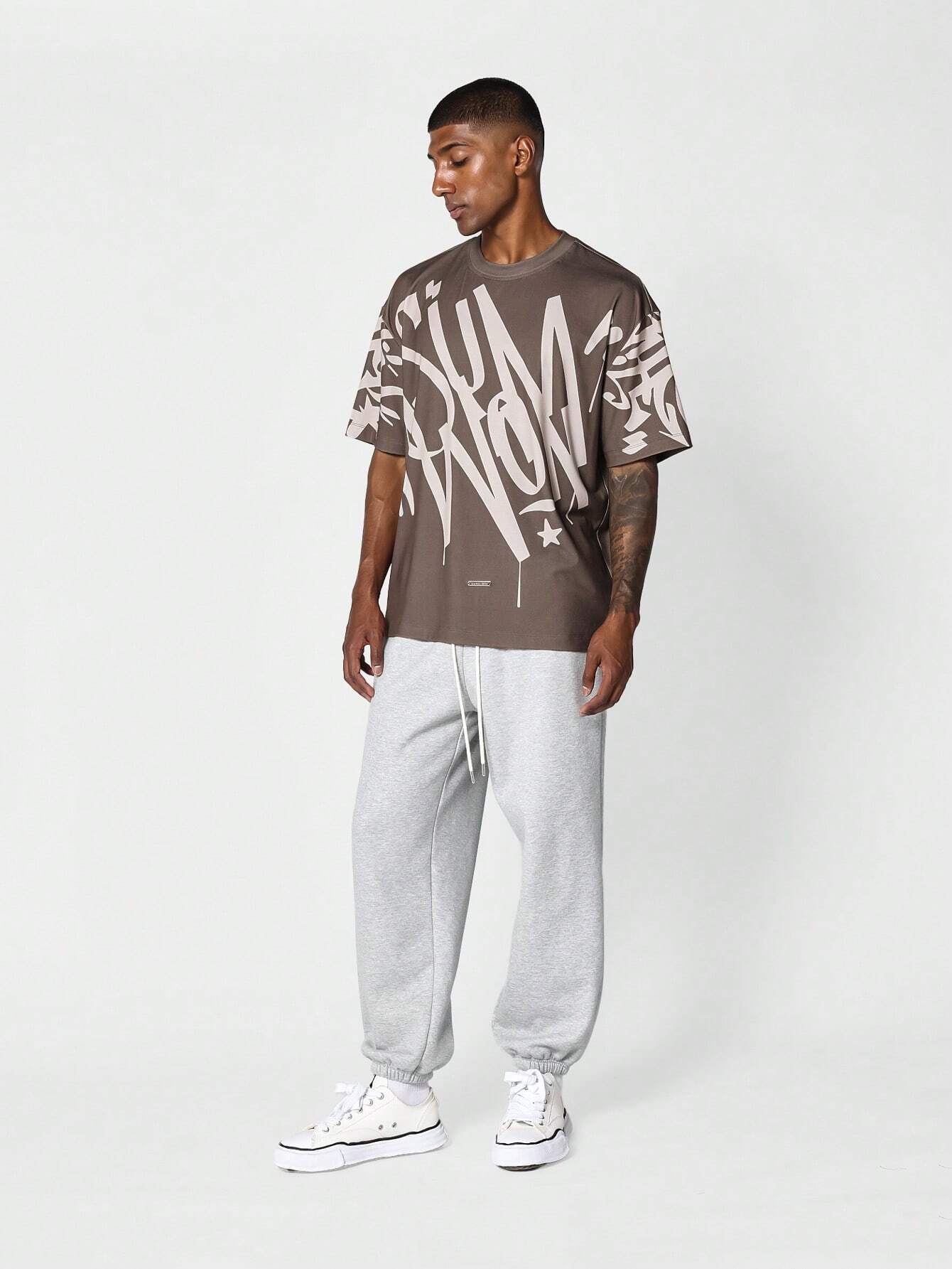 SUMWON เสื้อยืดลาย โลโก้ SUMWON สำหรับผู้ชาย | SHEIN TH