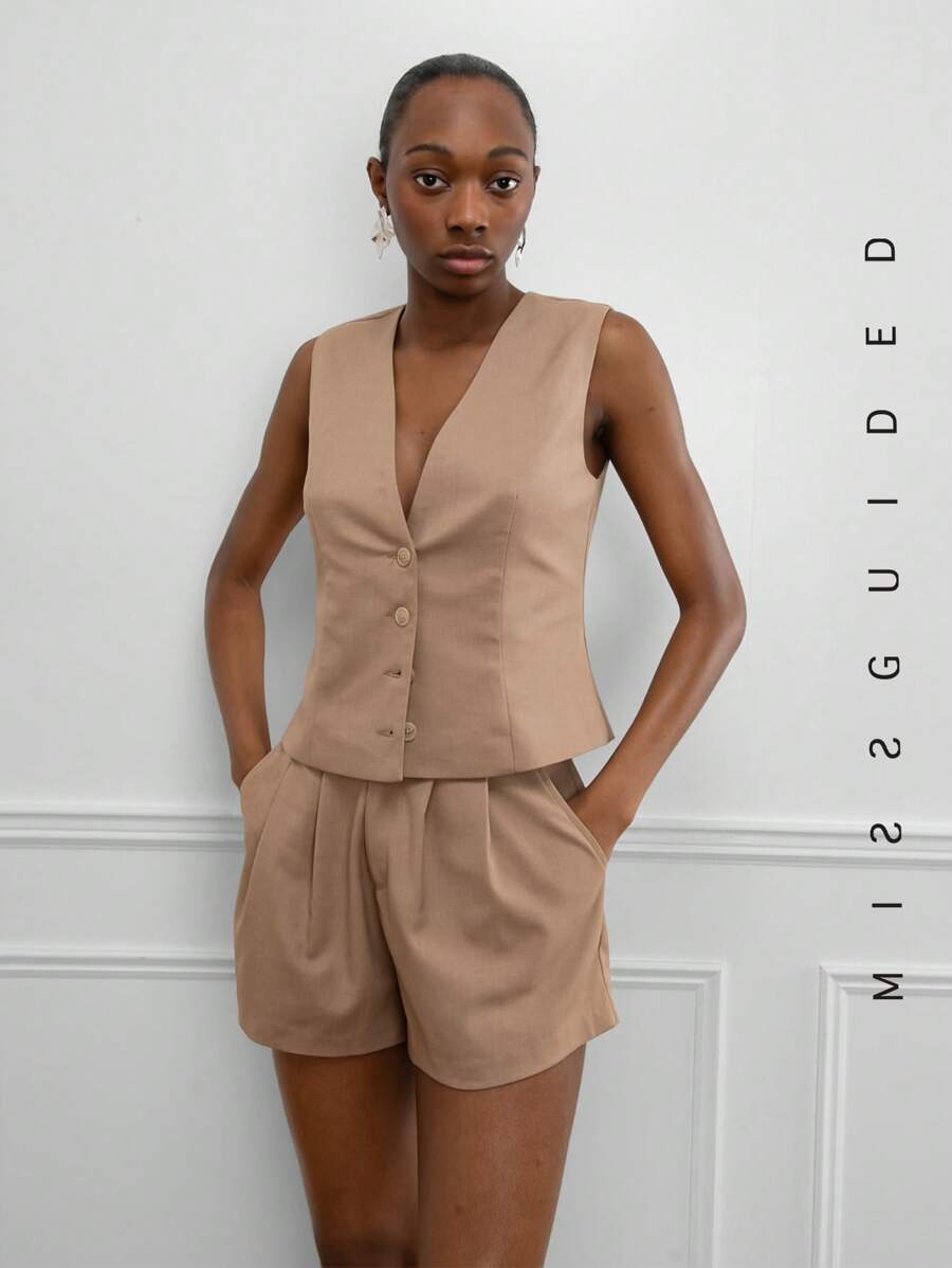 MISSGUIDED Pleat Front Tailored Short With Chain Detail | SHEIN USA