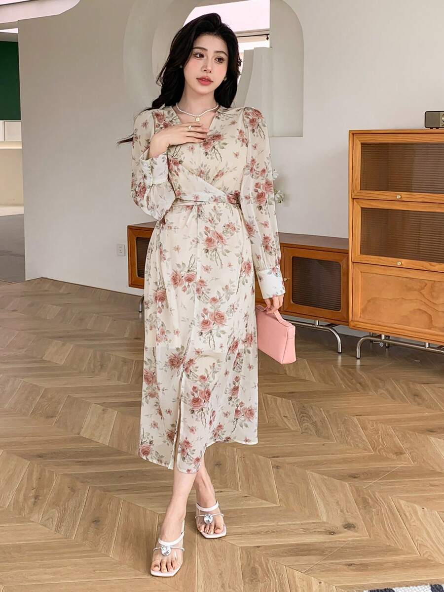 DAZY ชุดเดรสลายดอกไม้คอวีแขนโคมไฟแยกกุ๊นผู้หญิง | SHEIN TH