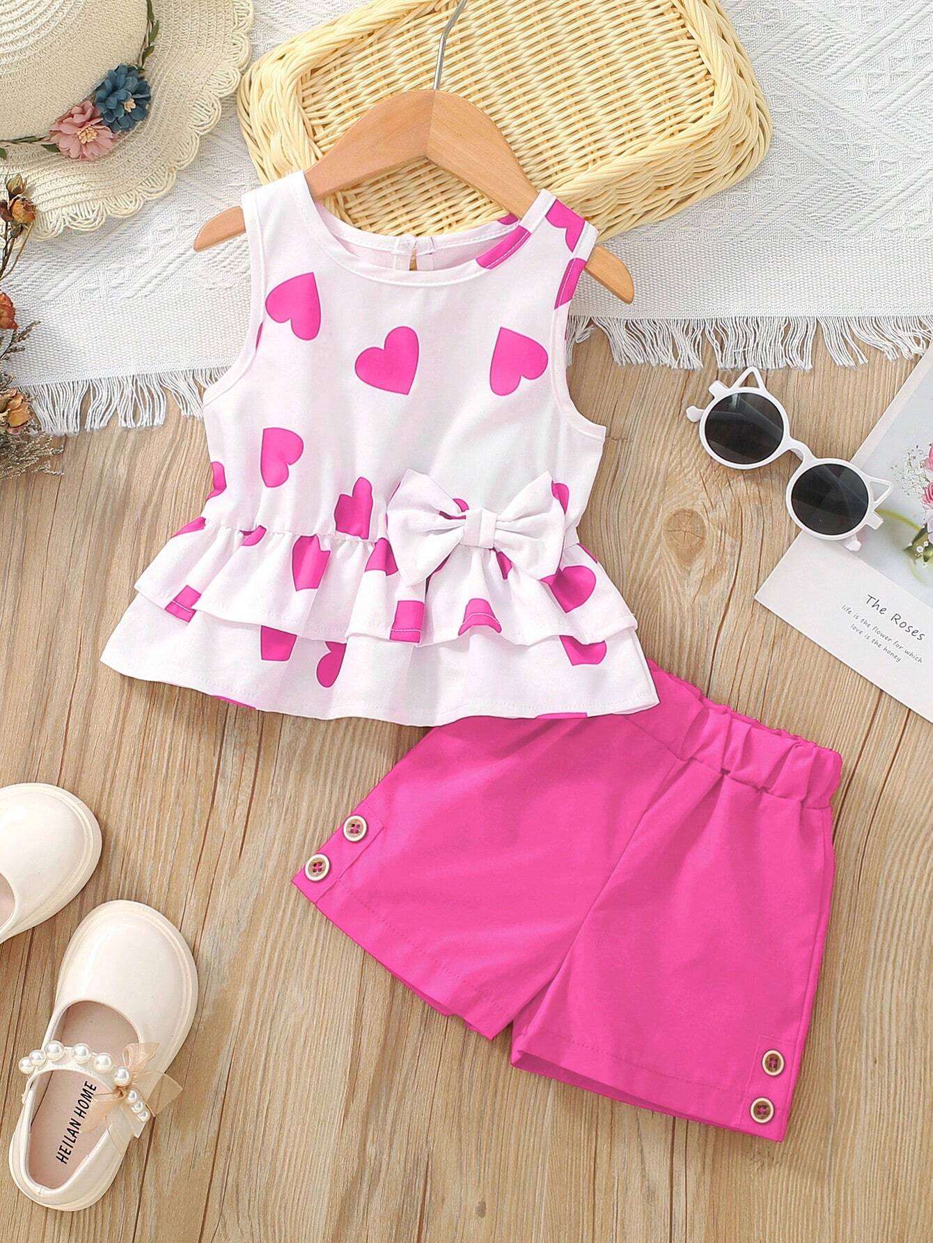 SHEIN Set di top e pantaloncini con volant e stampa a cuore con fiocco ...