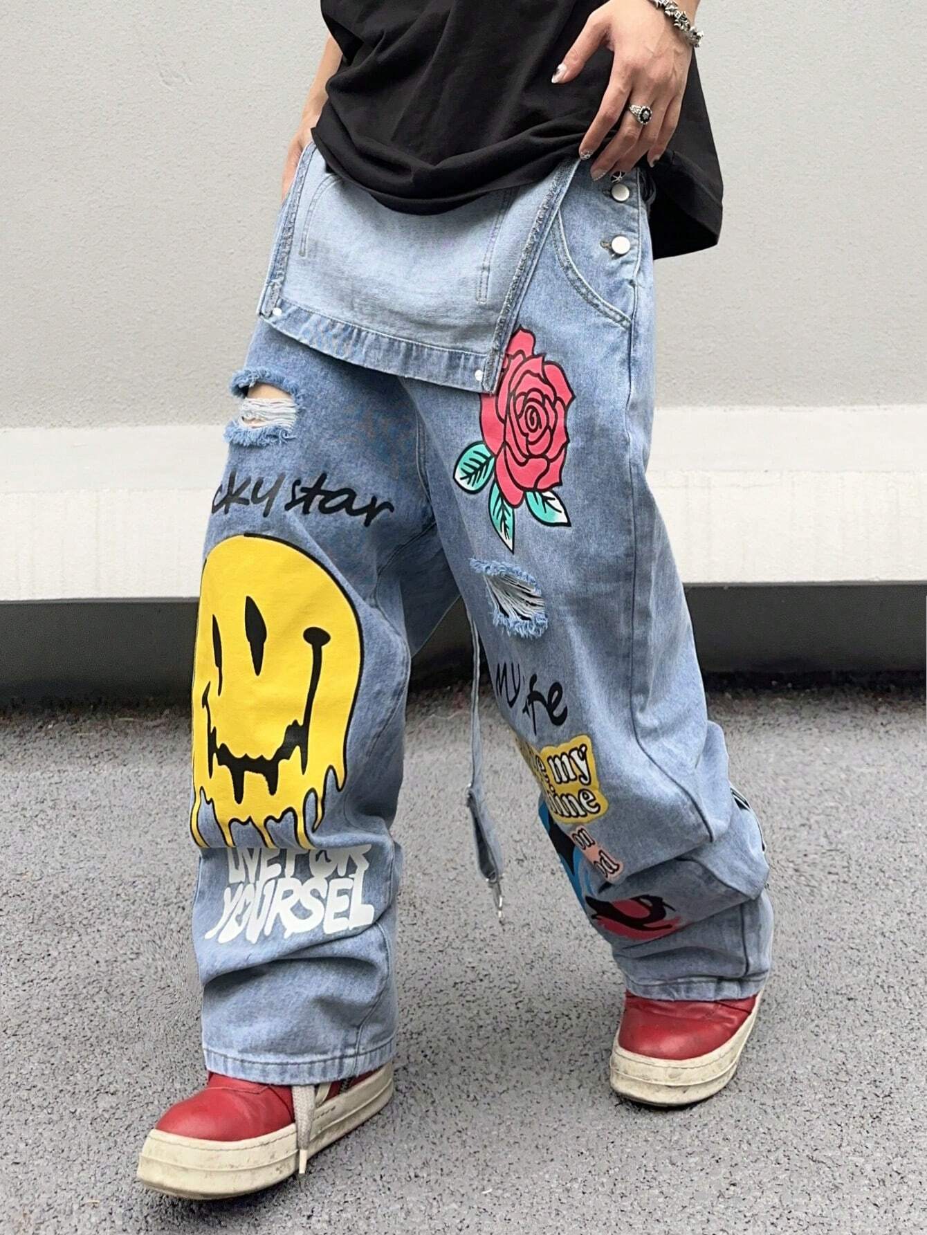 Manfinity EMRG زي رجالي فضفاض بطبعة وجه كرتوني و زهور بلون الجينز، زي ...