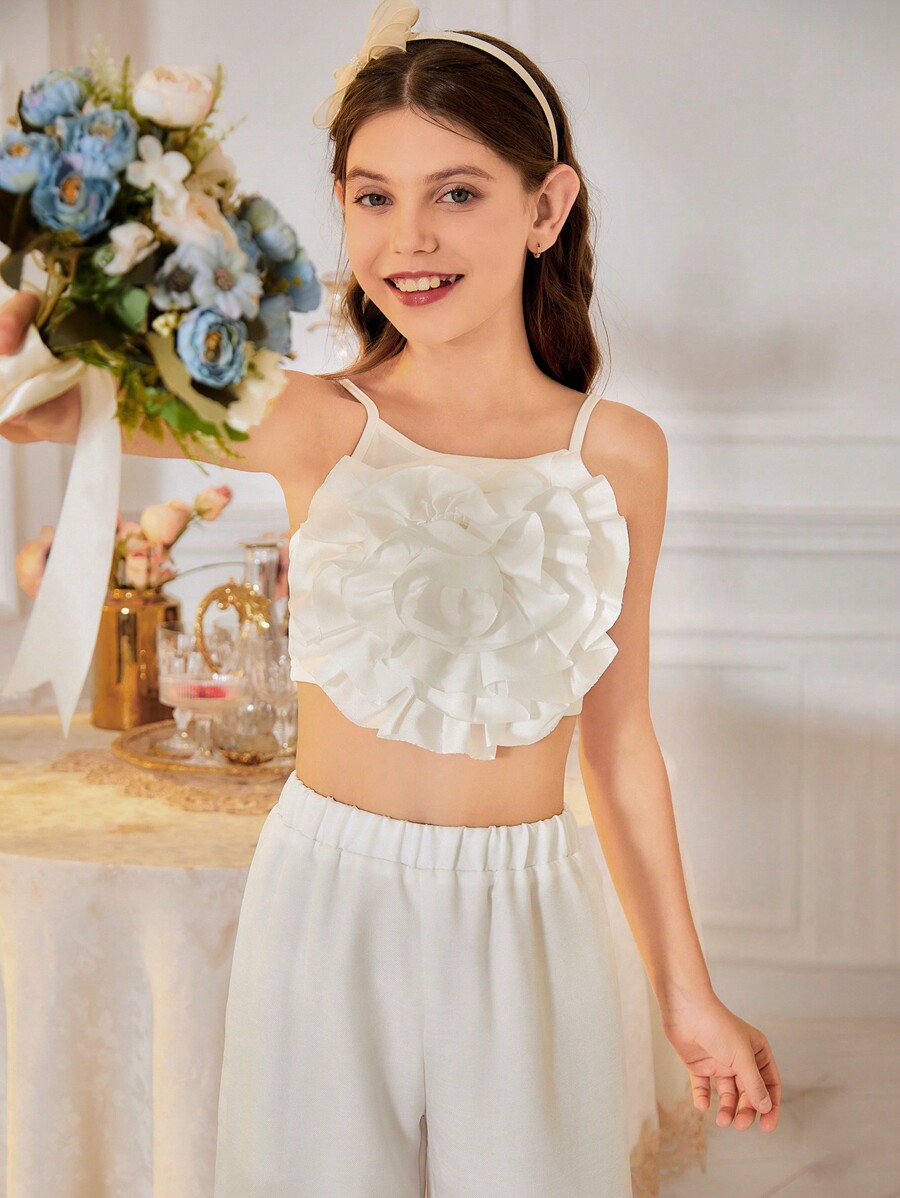 Zweiteiliges weißes Outfit für Tween Mädchen mit Hose und großer Blumendekoration zum Passen ...