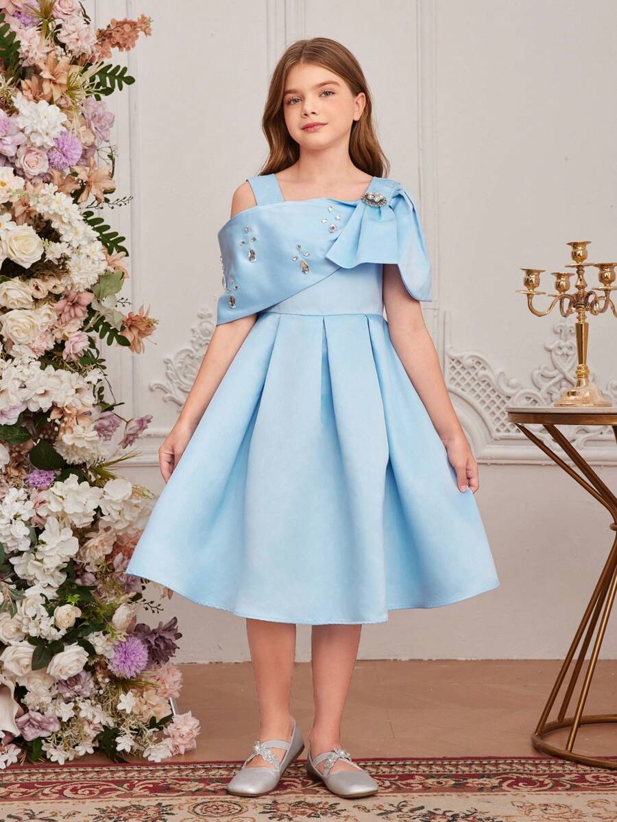 SHEIN Tween Girl 华丽不对称缎面连衣裙，配有一体式大蝴蝶结丨 SHEIN香港