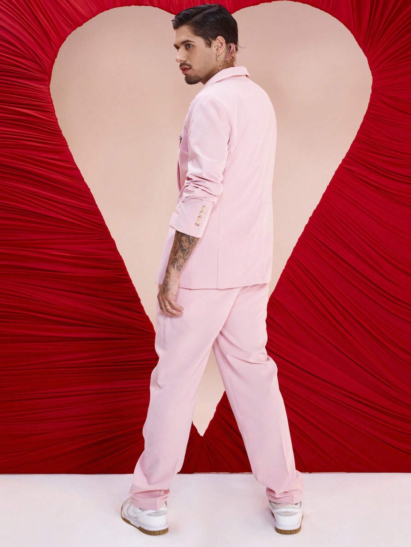 SHEIN X Virginia & ZeFelipe Traje Rosa Casual Tejido Para Hombres Con ...