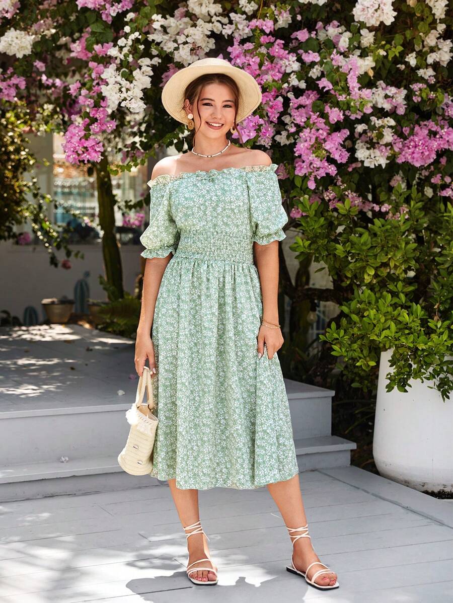 Robe froncée à épaules dénudées et imprimé complet pour les vacances d ...