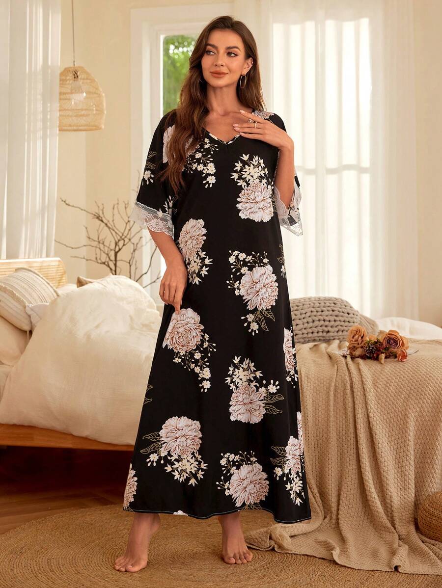 Serenescape فستان نوم طويل بأكمام خفافيش بطبعة زهرية مع تباين الدانتيل ...