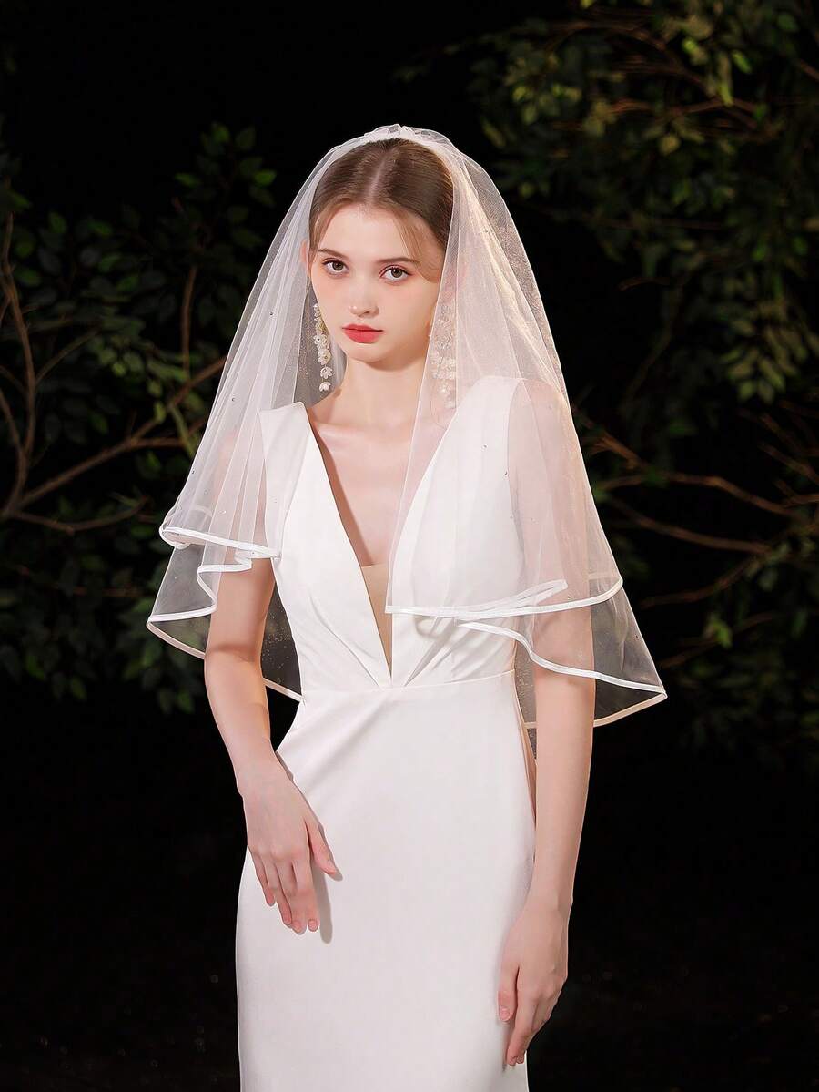 A White And Elegant Bridal Veil Suitable For Women's Weddings, With A ...