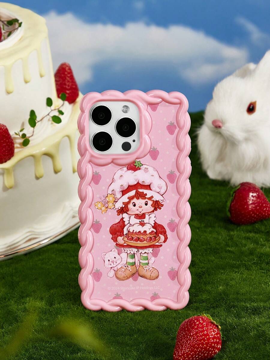 Strawberry Shortcake X SHEIN เคสโทรศัพท์สีชมพูขอบระบายสวยน่ารัก พิมพ์ ...