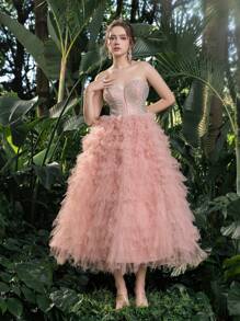 Trägerloses Kleid mit Rüschensaum und Strass-Details am Oberteil, Tüll ...