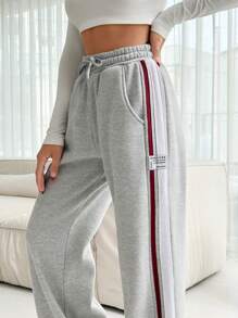 EURMUSE CALÇA DE MOLETOM CINZA COM PERNAS LARGAS E DETALHES DE ETIQUETA ...