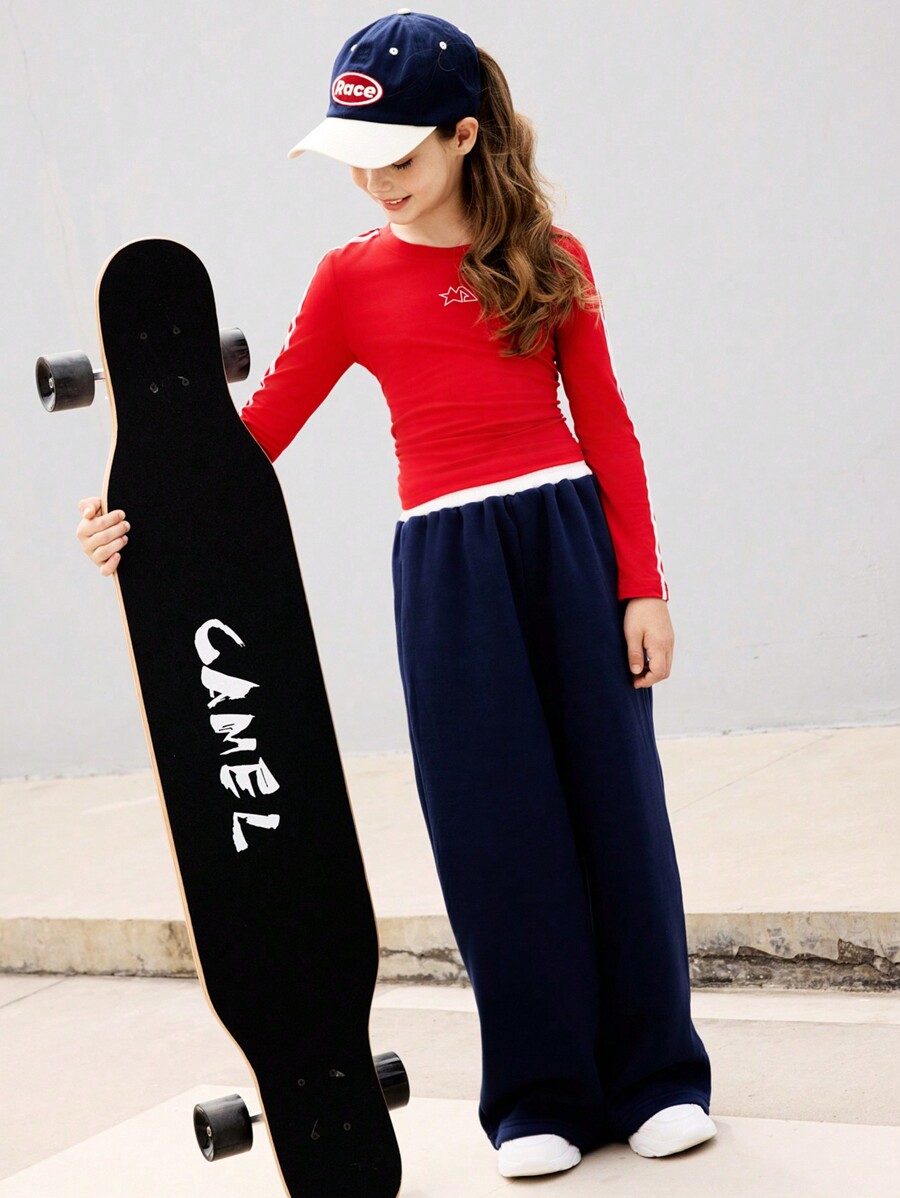 SHEIN 2 ชิ้น ชุดกีฬาสำหรับสาววัยรุ่น ประกอบด้วย เสื้อยืดลายขวางสีแดงและกางเกงสีกรมท่า มีลายพิมพ์ ...