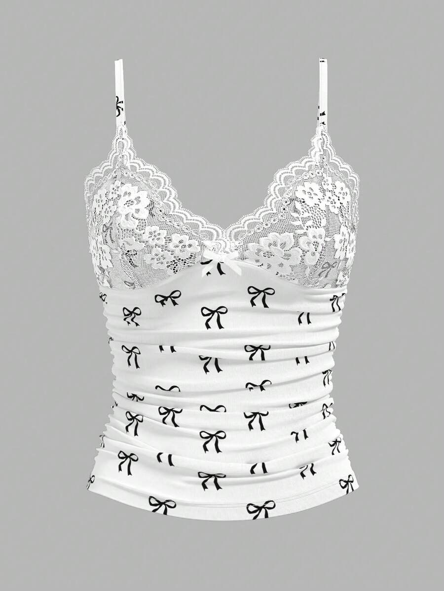 SHEIN Sweetina ท็อปแคมิโซลสีขาวซีซี่ย์ มีลูกไม้และ การพิมพ์โบว์ไท ...