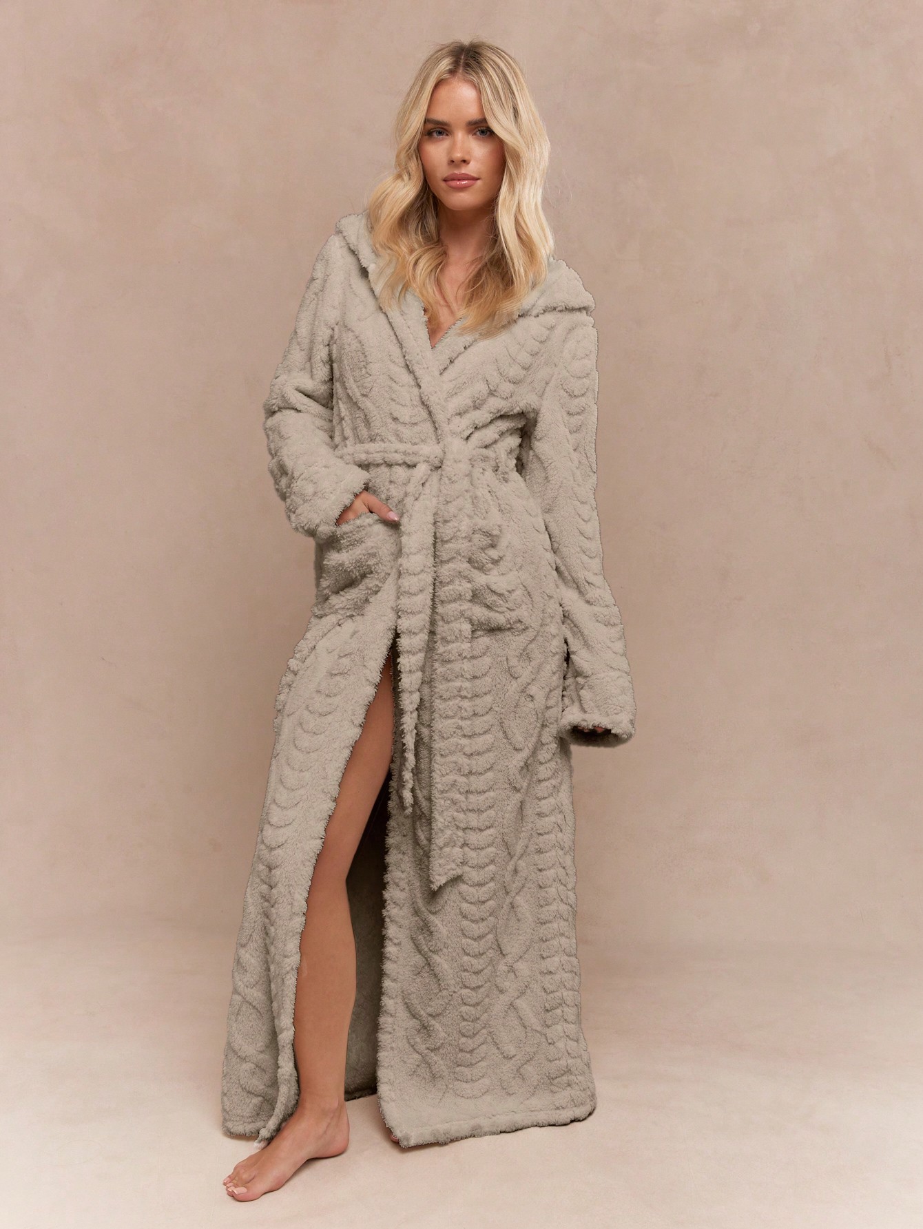 MISSGUIDED Plush Hooded Bathrobe With Cable Knit Texture｜MISSGUIDED