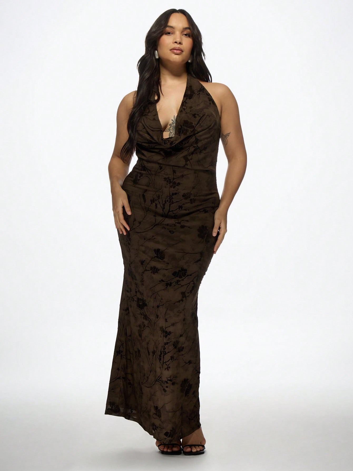 MISSGUIDED PLUS Plus Size Floral Velvet Halter Neck Maxi Dress｜MISSGUIDED