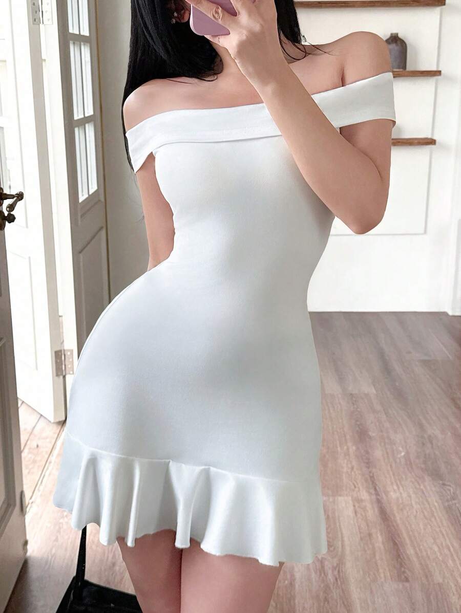 Vestido ajustado mini elegante de mujer con hombros descubiertos y ...