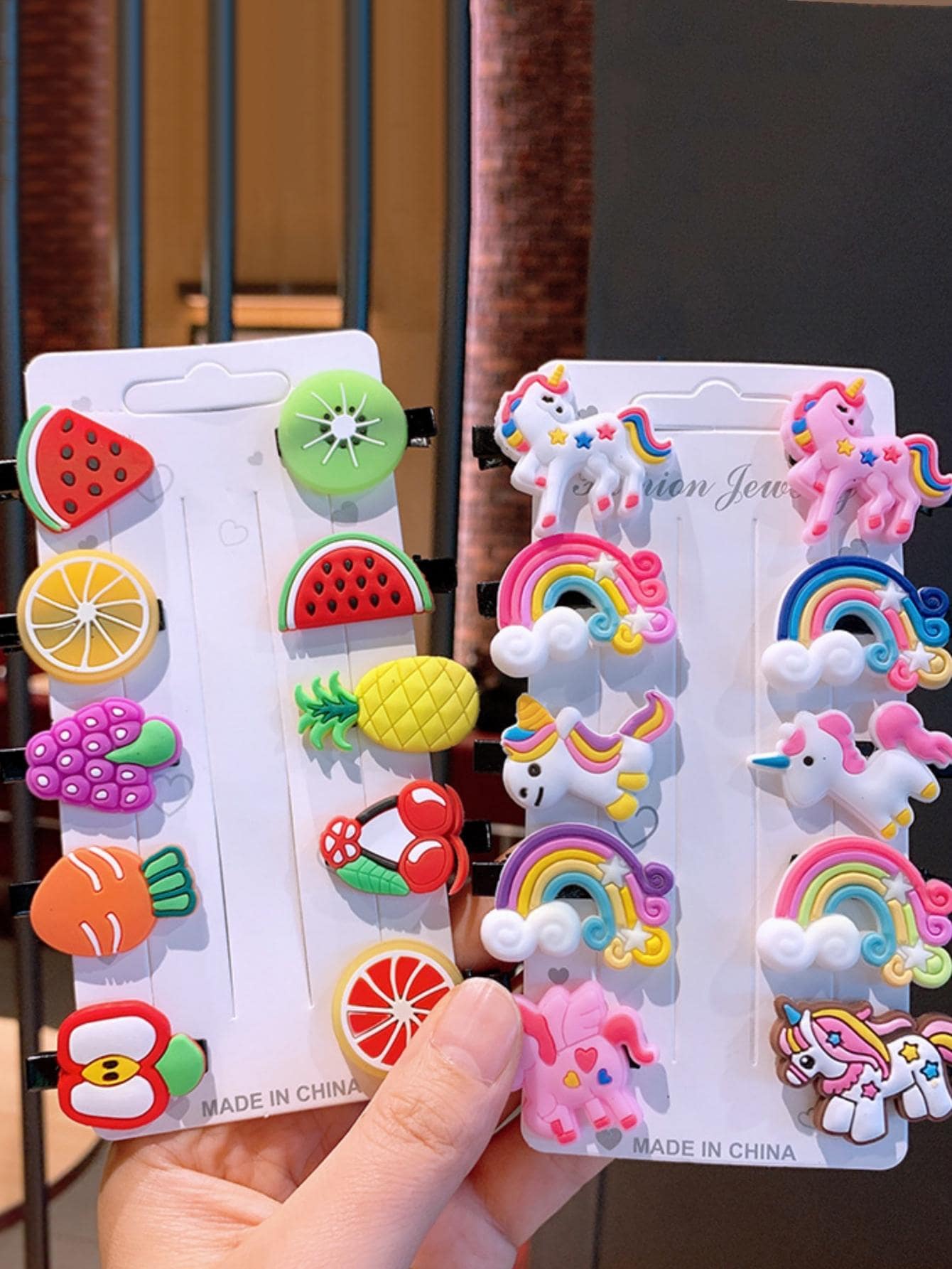 Pinza de pelo de cocodrilo a la moda con decoración de piña y arcoíris ...