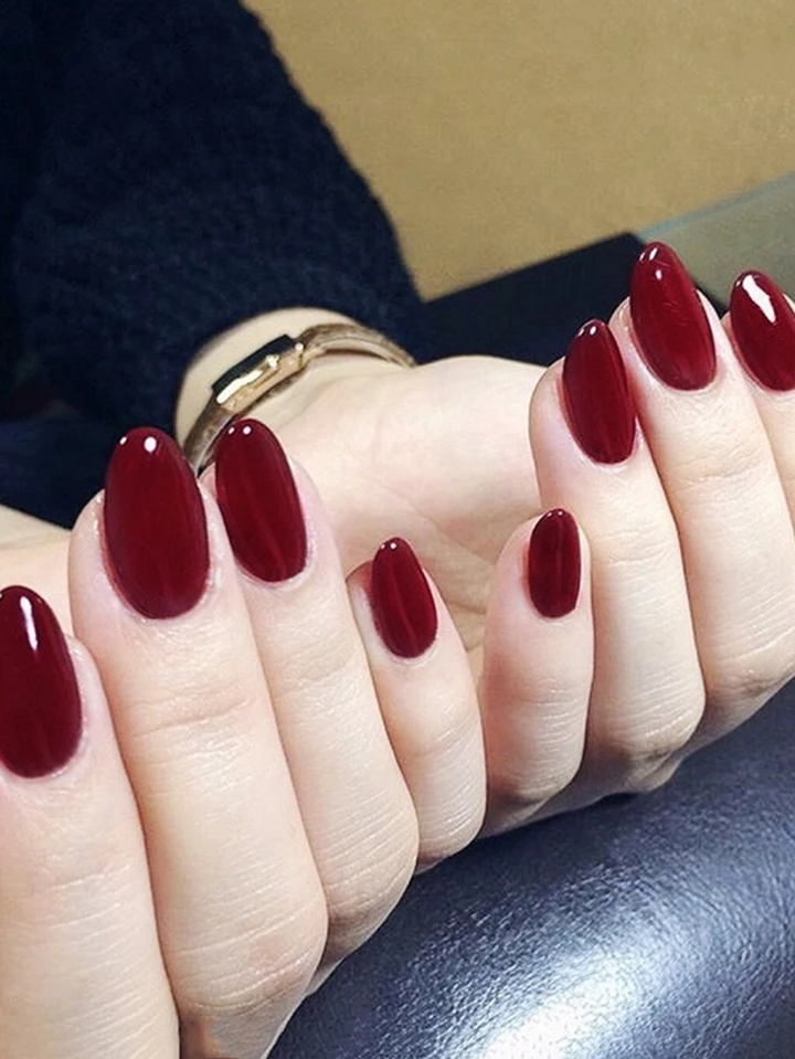 Ongles En Amande Rouge Foncé