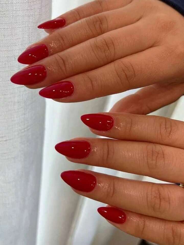 Ongles En Amande Rouge Foncé