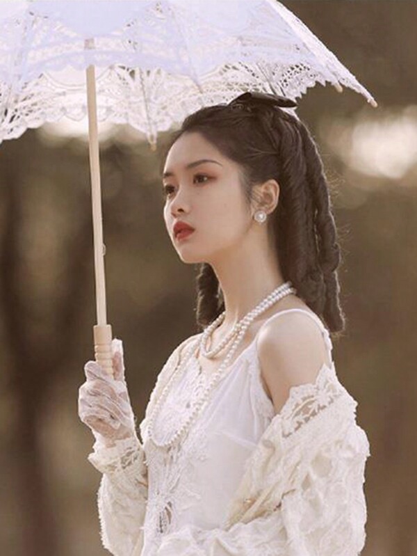 A woman wearing a wig vintage socialite curly Roman roll princess roll ...