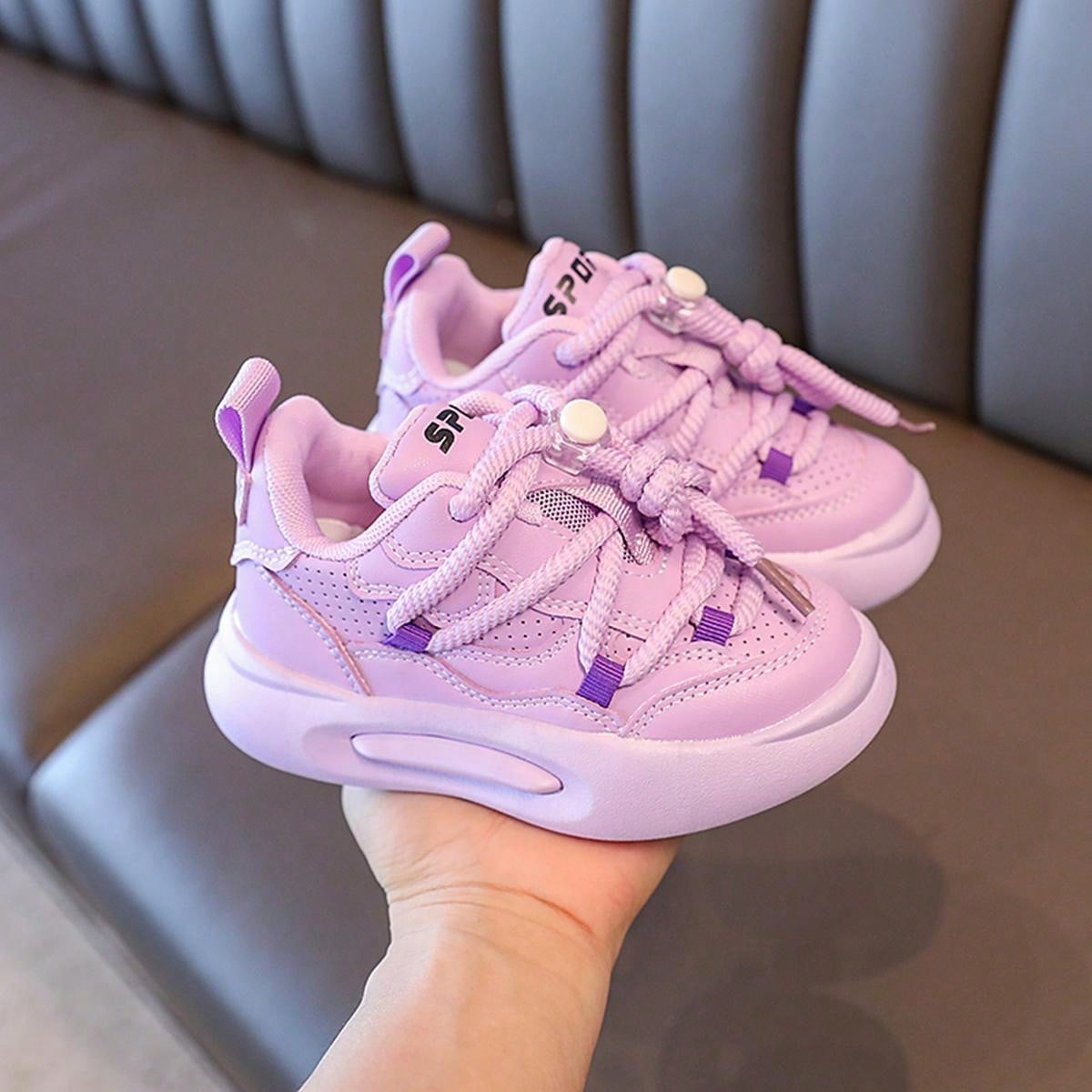 Un Nuovo Paio Di Scarpe Da Ginnastica Per Bambini, Scarpe Basse Per ...