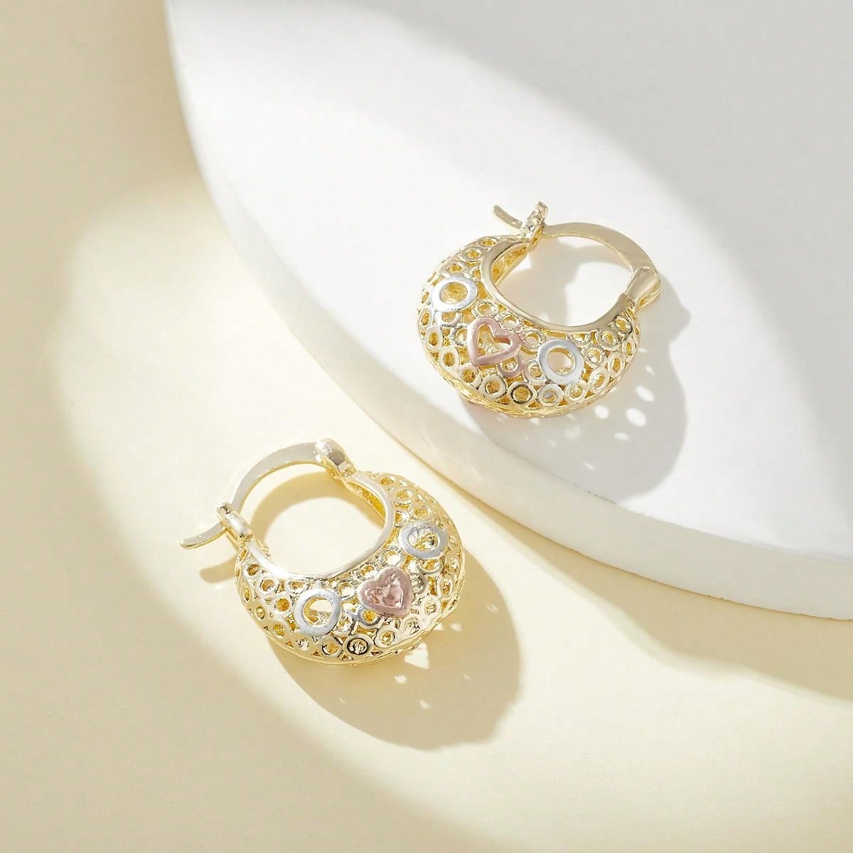 Elegantes aretes de diseño de canasta con corazón en láminas de 3 tonos ...