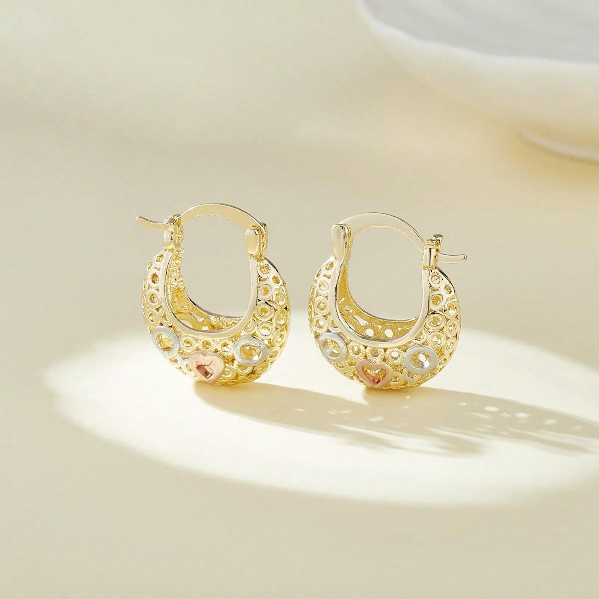 Elegantes aretes de diseño de canasta con corazón en láminas de 3 tonos ...