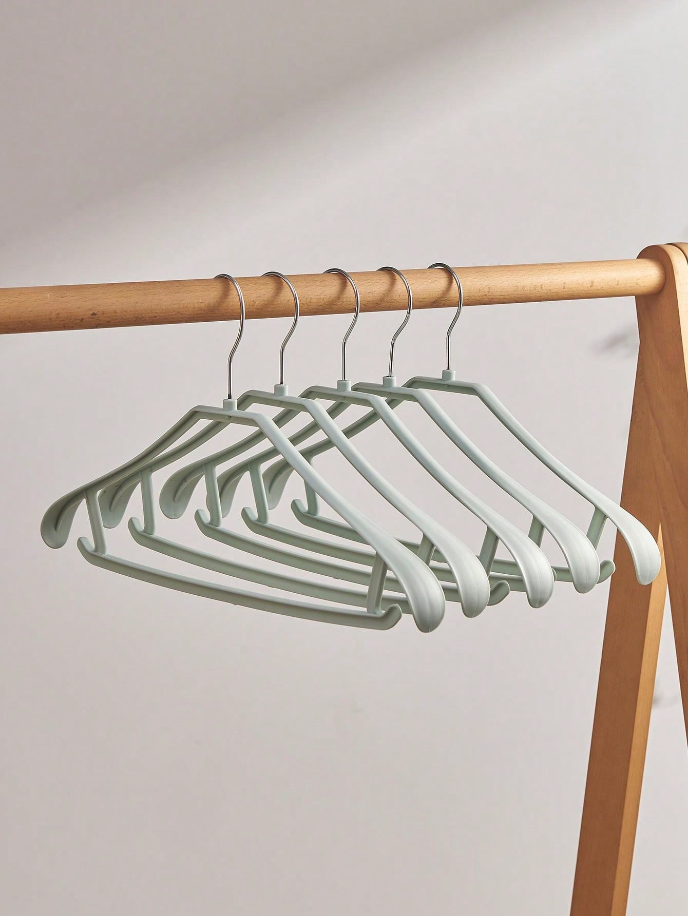 Plastic Clothes Hangers 20-Pack, Standard Set Heavy Duty Clothes ...