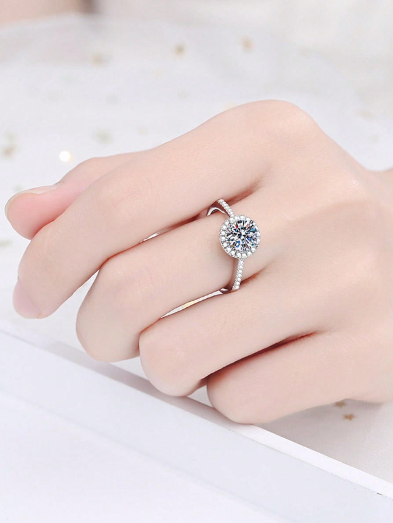 Un Anillo Clásico, Elegante, Lujoso Y Elegante De Plata S925 Con Moissanita De 1ct De Piedra ...