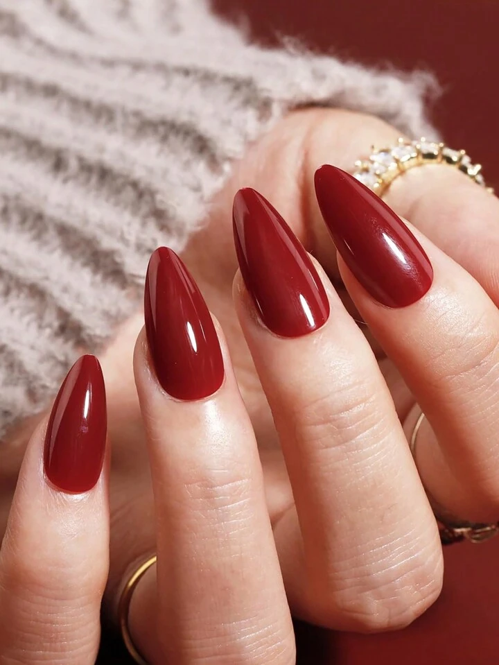 Ongles En Amande Rouge Foncé
