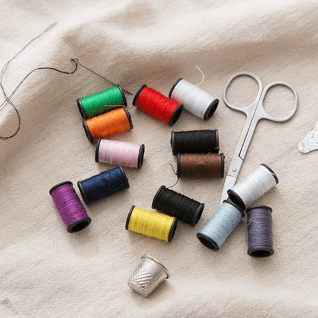 1PC Portable Sewing Needle Box Sewing Kit Creative Hand Sewing Tools ...