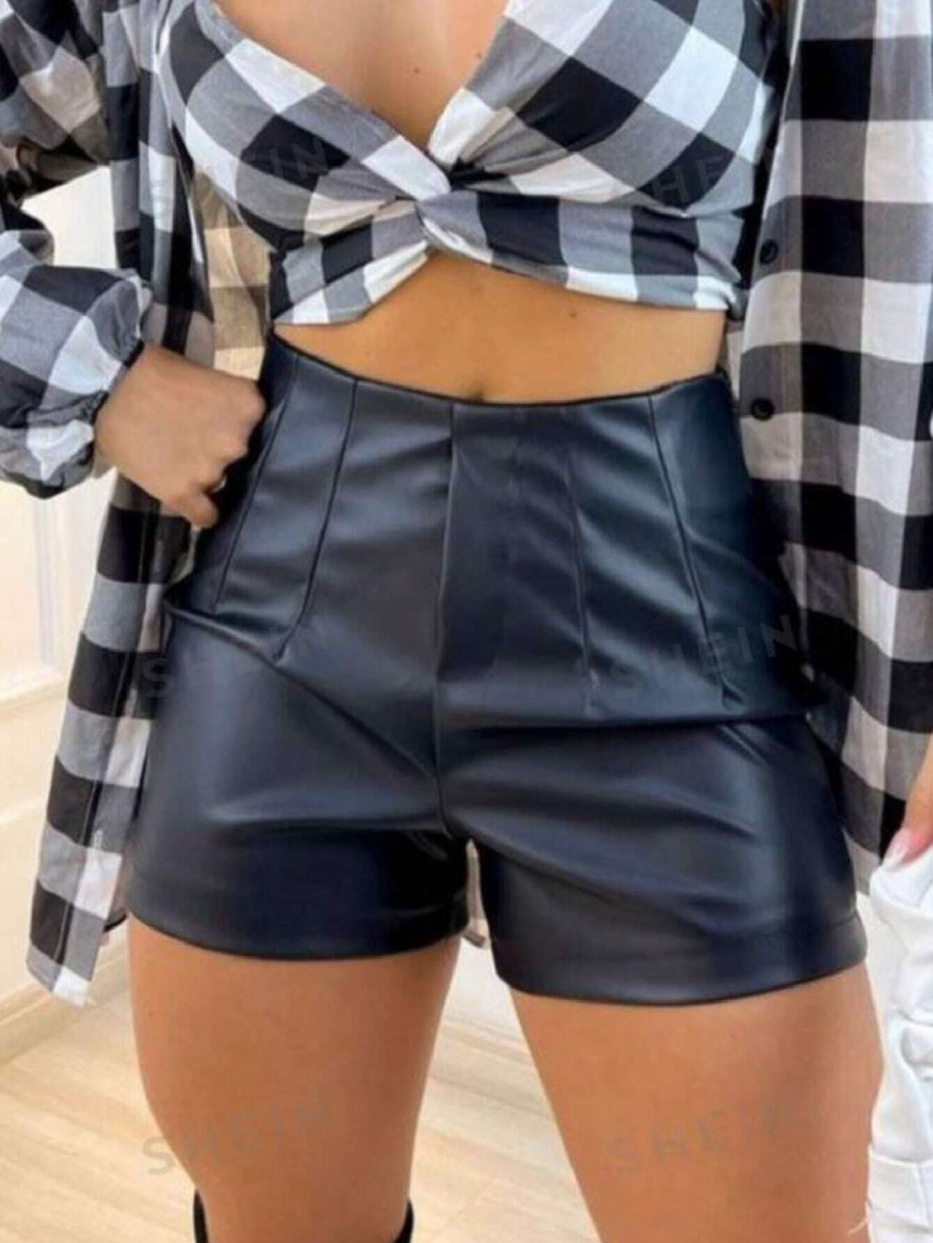 Short Couro Fake blogueira cintura alta | SHEIN Brasil
