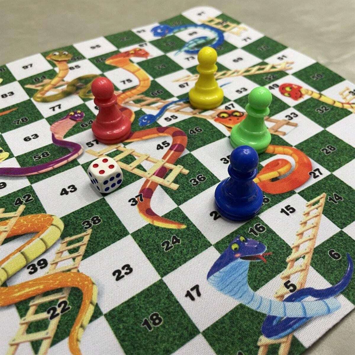 Set De Tablero De Juego De Serpientes Y Escaleras De Ajedrez Con ...