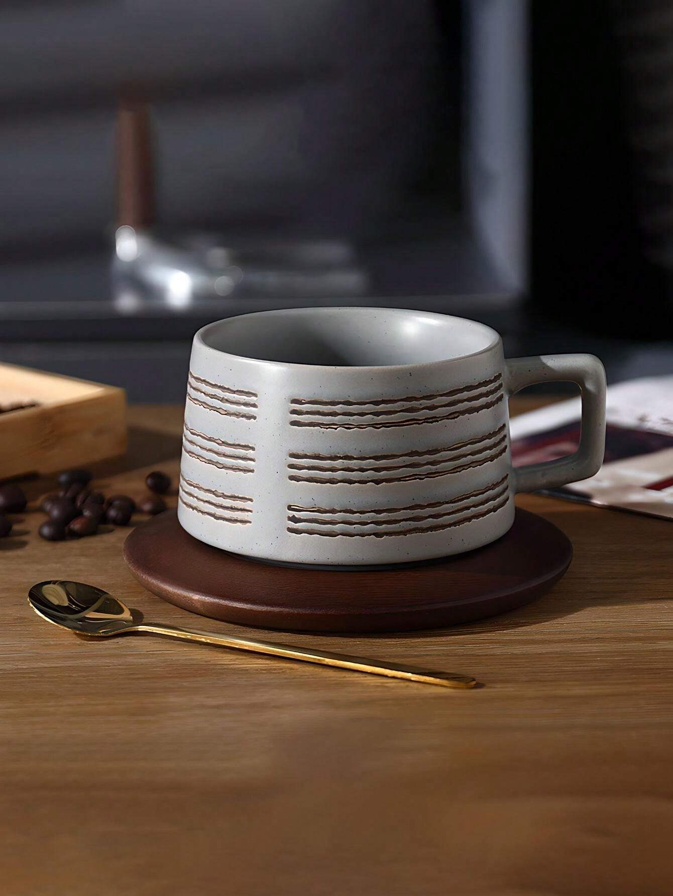 Un Conjunto De Tazas De Café Retro Americano De Cerámica, Platillos Y Cucharas. Las Tazas Están ...