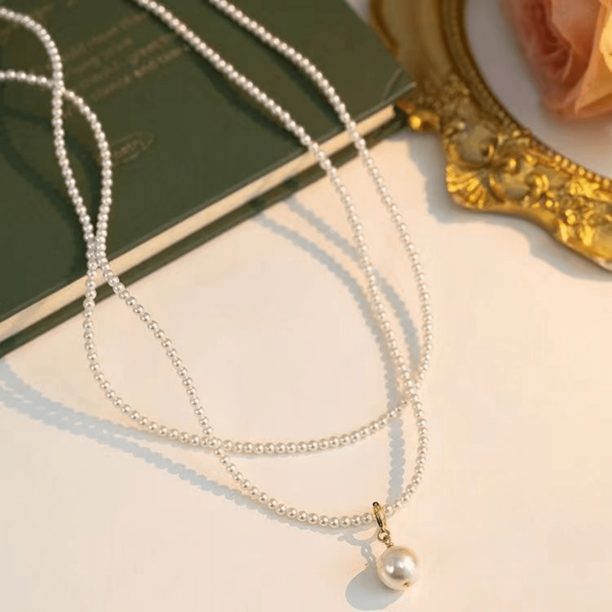 Un lujoso y versátil collar de perlas con una sensación sofisticada y ...