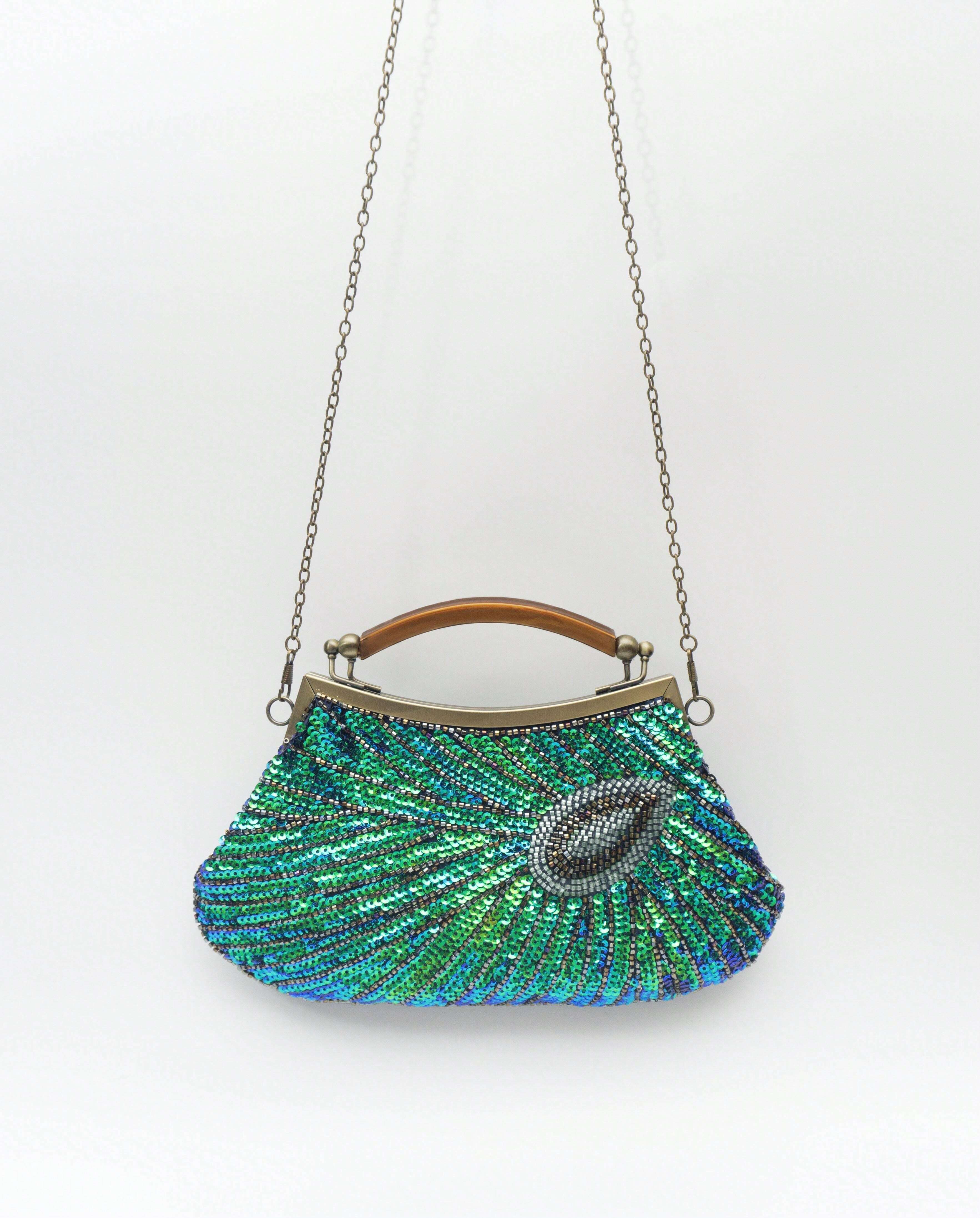 Un sac d"embrayage vintage avec des sequins brillants avec une poignée ...