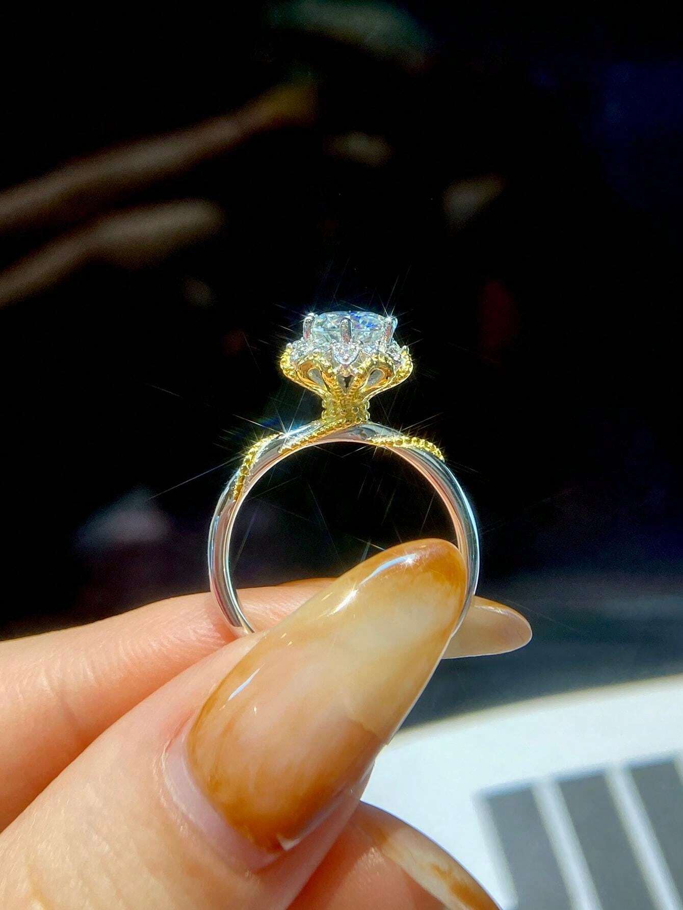 1 Pc Glamorous 1CT 6 Brackets Design Vine Hand Bouquet Round D-Color ...