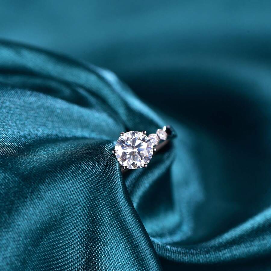 A 1ct 6-Prong Round Shaped Transparent, Colorless And Perfectly Cut ...