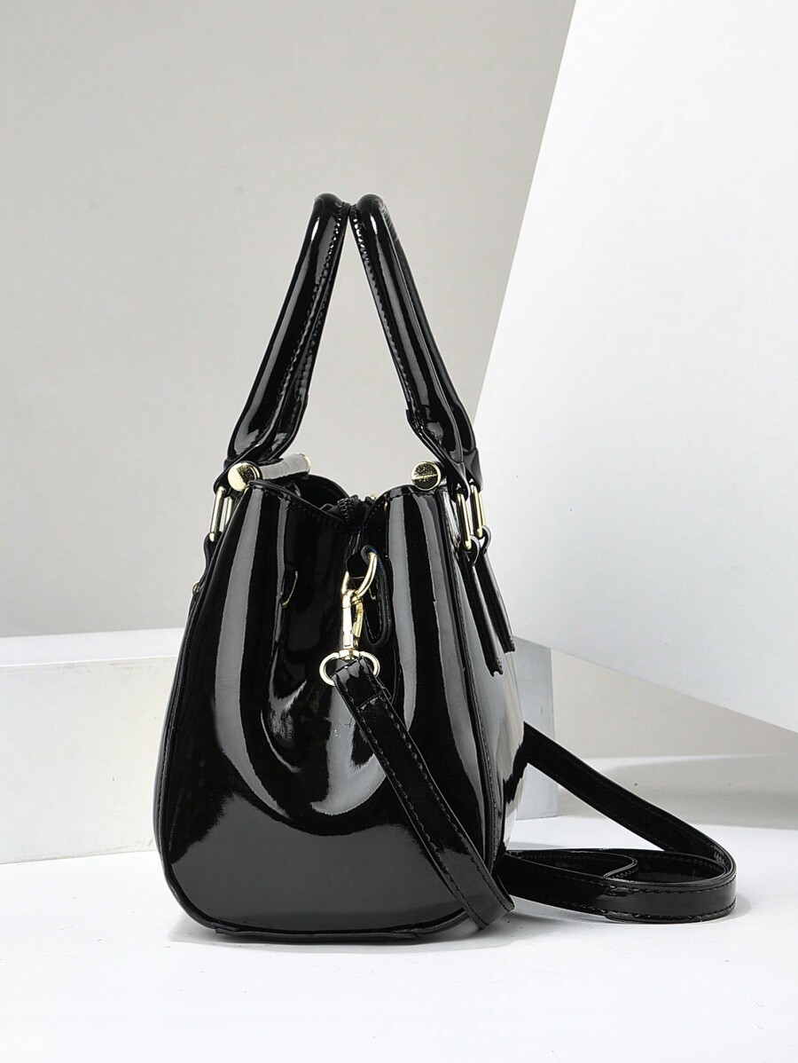 Una atractiva y versátil bolsa negra de hombro para mujer, con material ...