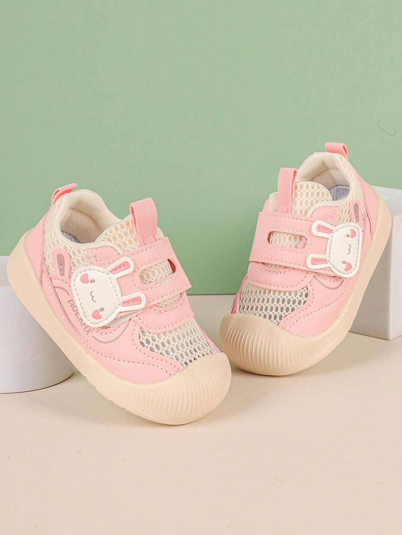 Un par de nuevos zapatos de malla clásicos de moda unisex, lindos y cómodos, con diseño de ...