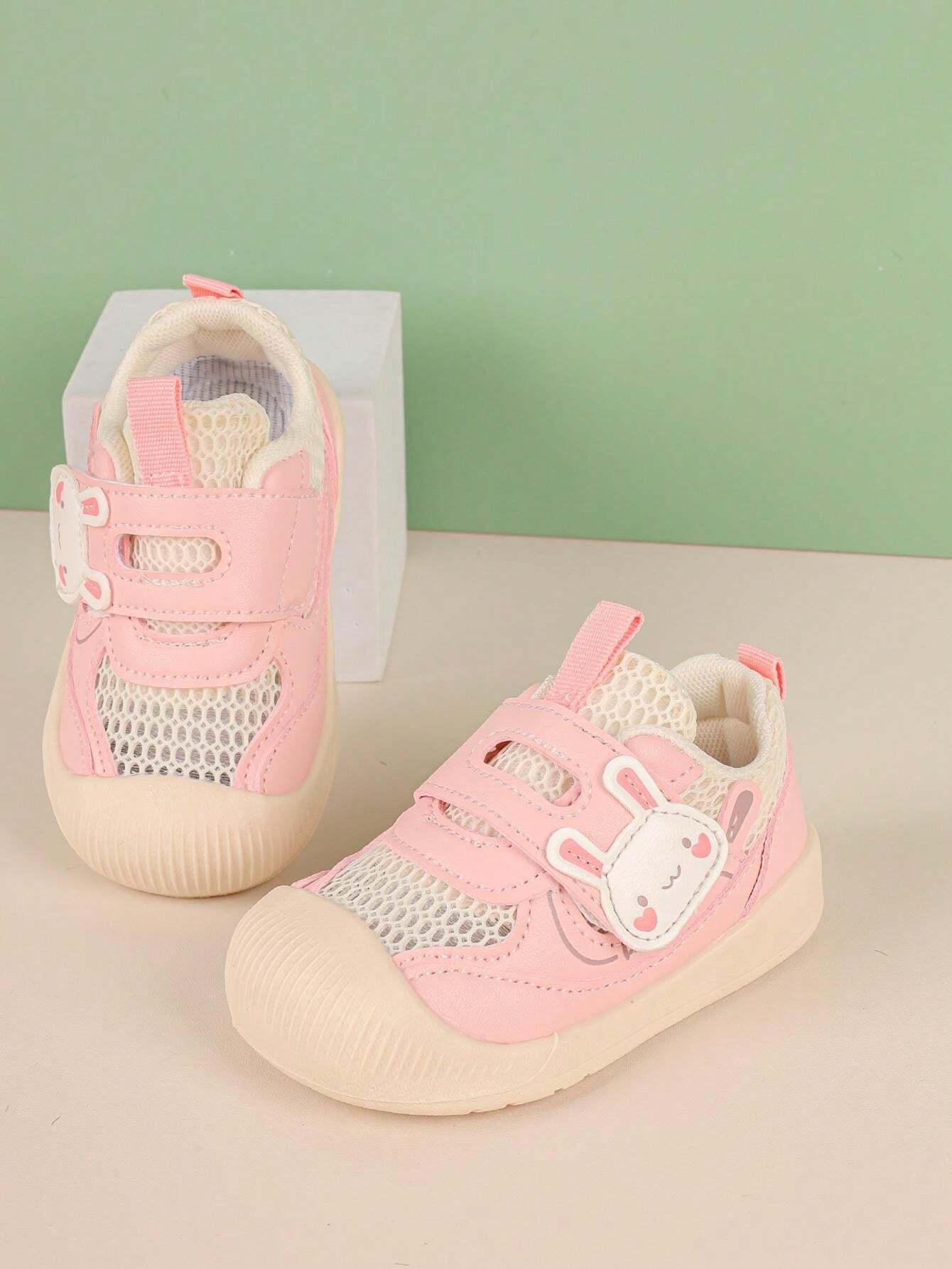 Un par de nuevos zapatos de malla clásicos de moda unisex, lindos y cómodos, con diseño de ...