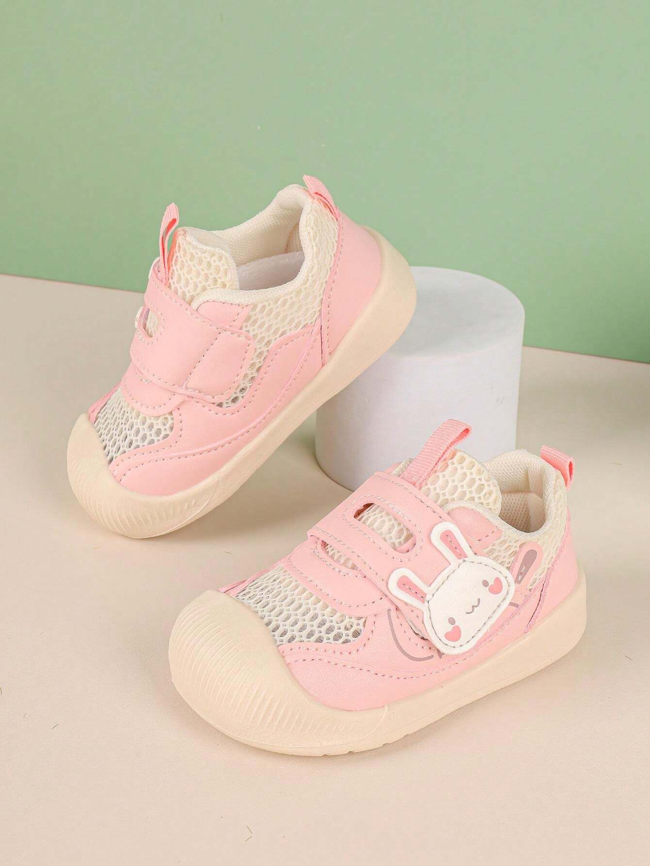 Un par de nuevos zapatos de malla clásicos de moda unisex, lindos y cómodos, con diseño de ...